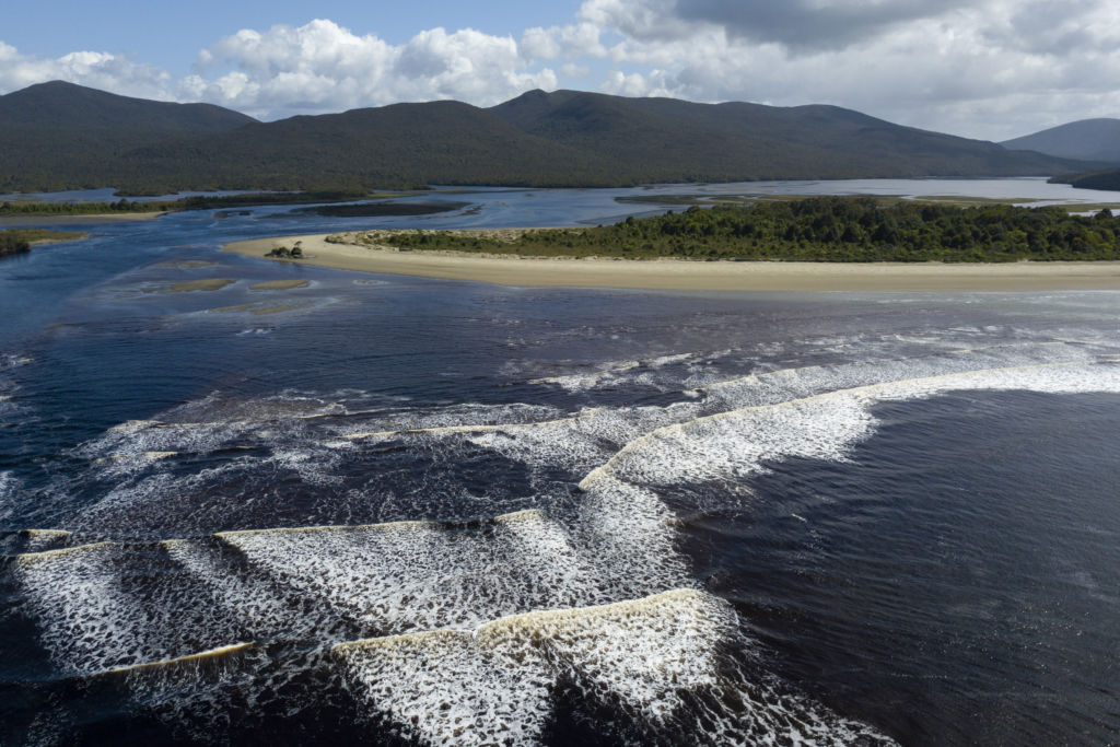 Les Lost in the Swell join Maewan onboard! - Maewan Adventure Base